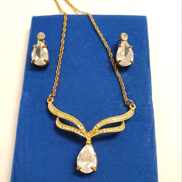 Avon | Jewelry | Avon Pear Drop Pendant Necklace Matching Set Goldtone ...